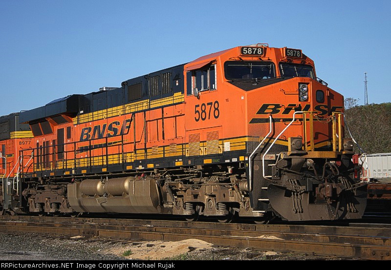 BNSF 5878